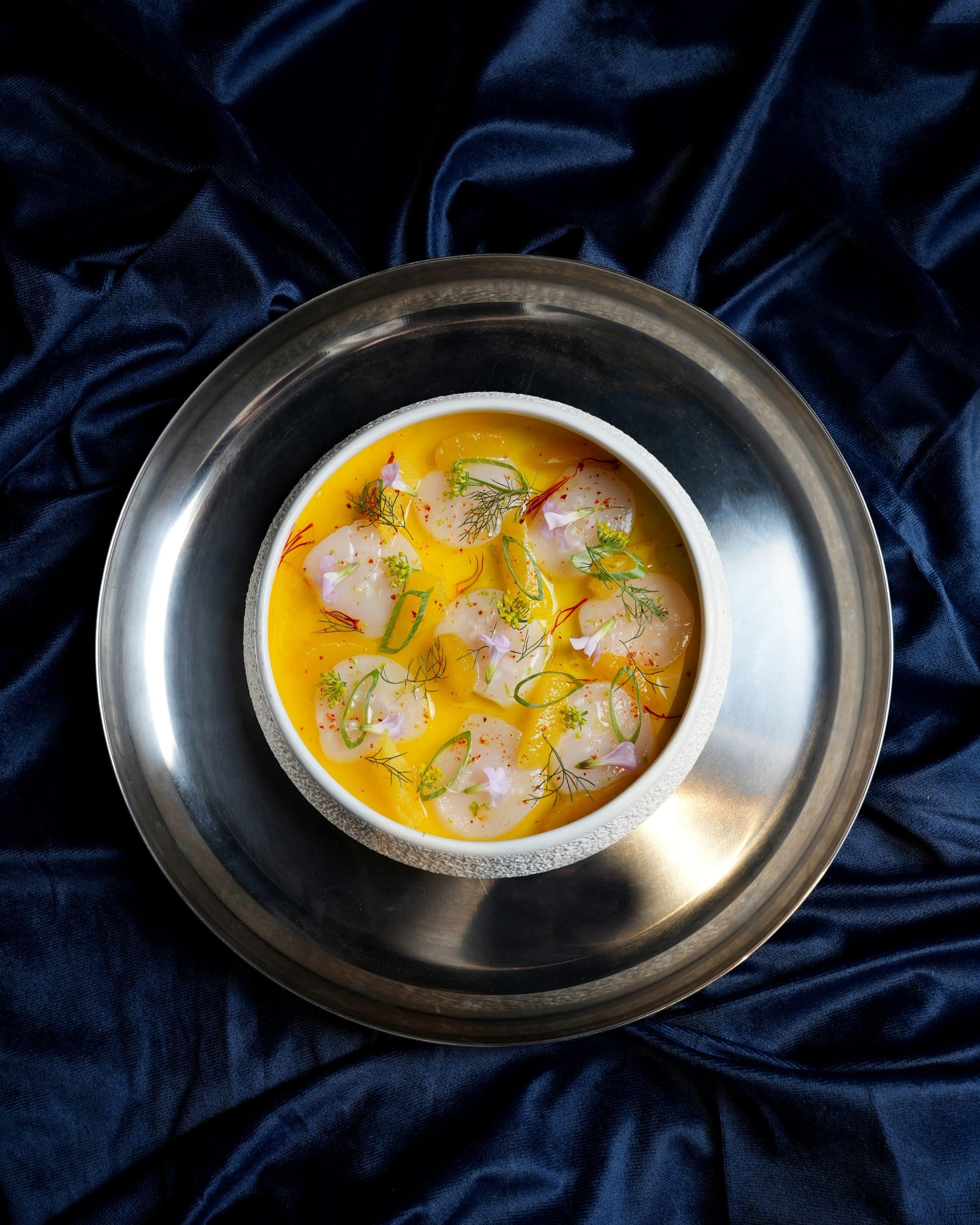 Crudo de Saint-Jacques, orange, safran & huile d’olive infusée à l ...