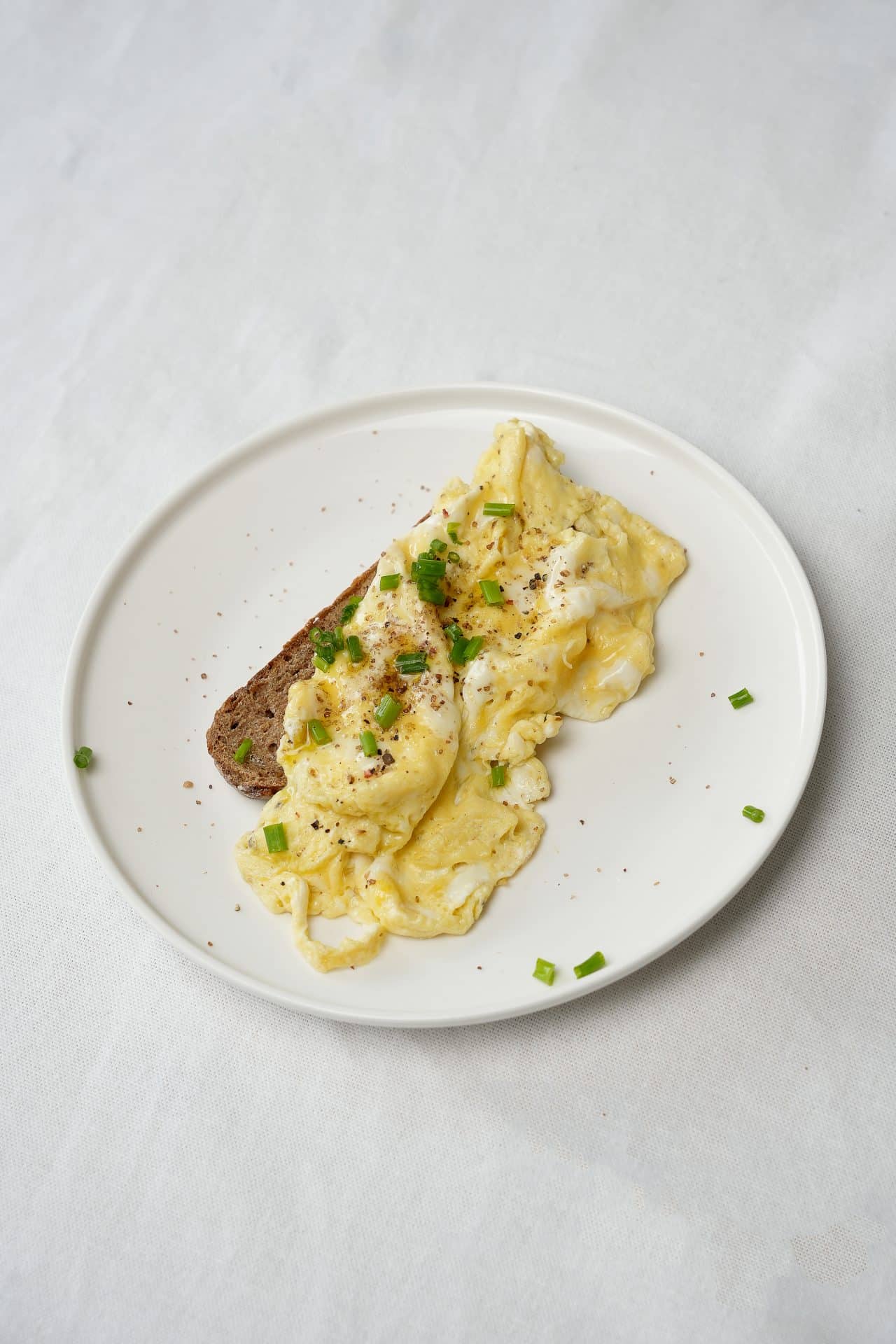 Plateau de fromages Monbleu, noix de cajou à la truffe, gressins ...